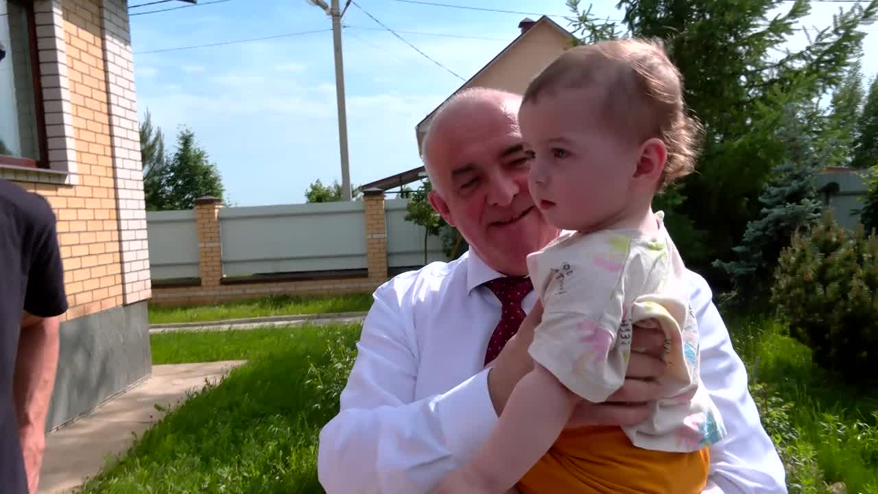 Сергей Ситников поздравил с новосельем многодетную семью Николаевых | ТРК «Русь»